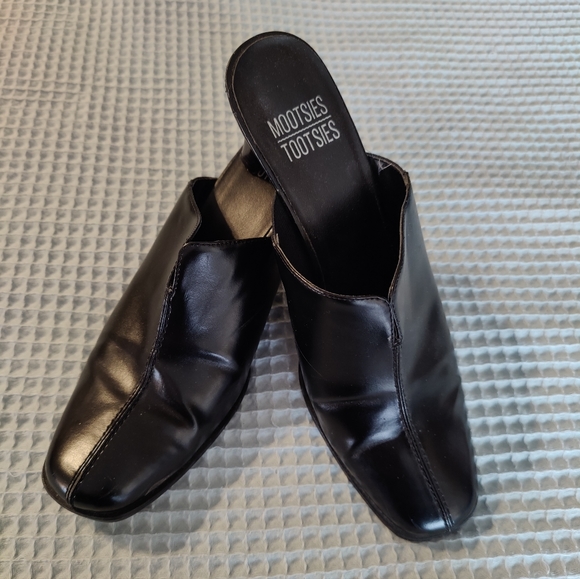 Mootsies Tootsies | Shoes | Mootsie Tootsie Black Heel Slides | Poshmark